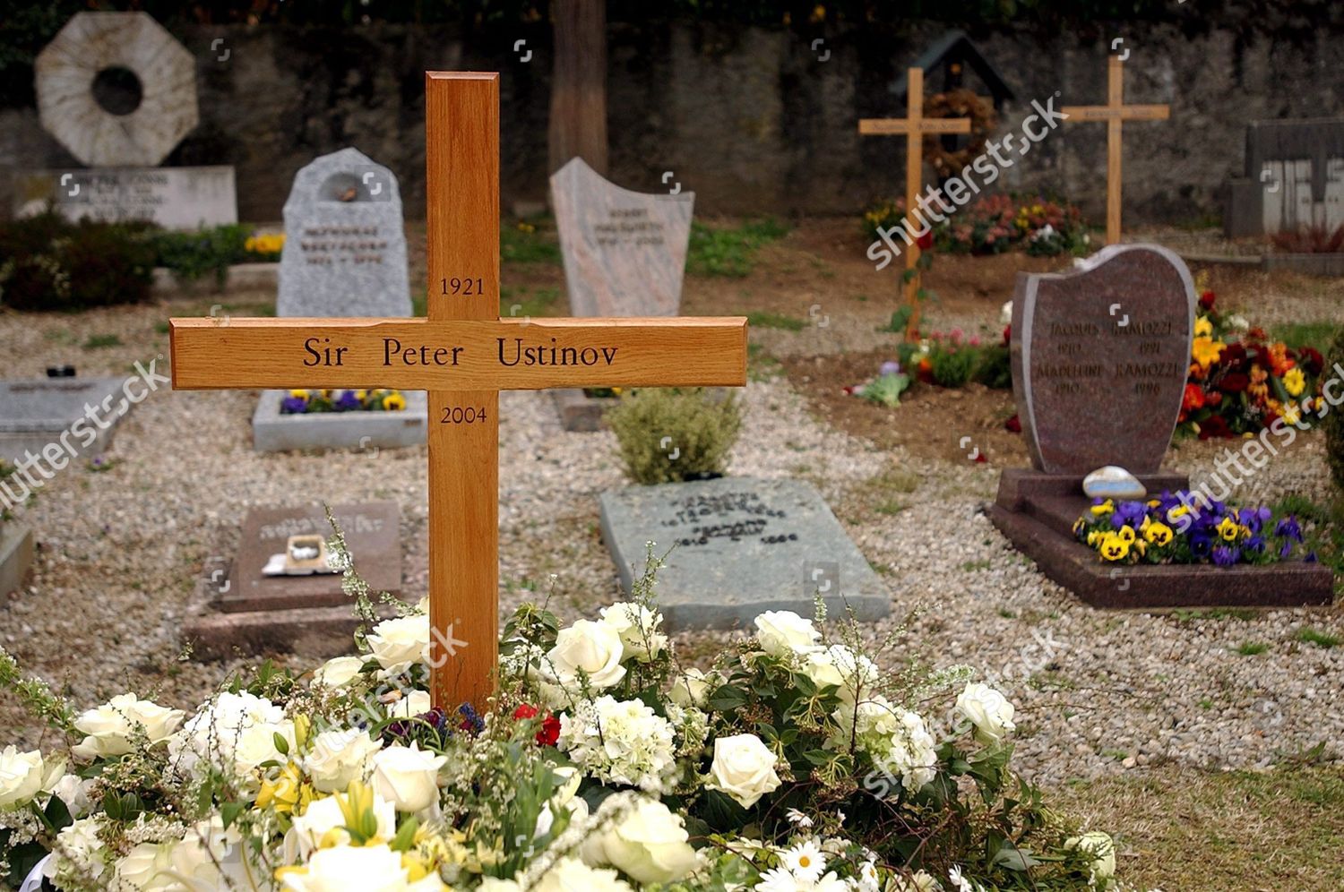 Grave Oscarwinning British Actor Playwright Sir Editorial Stock Photo ...