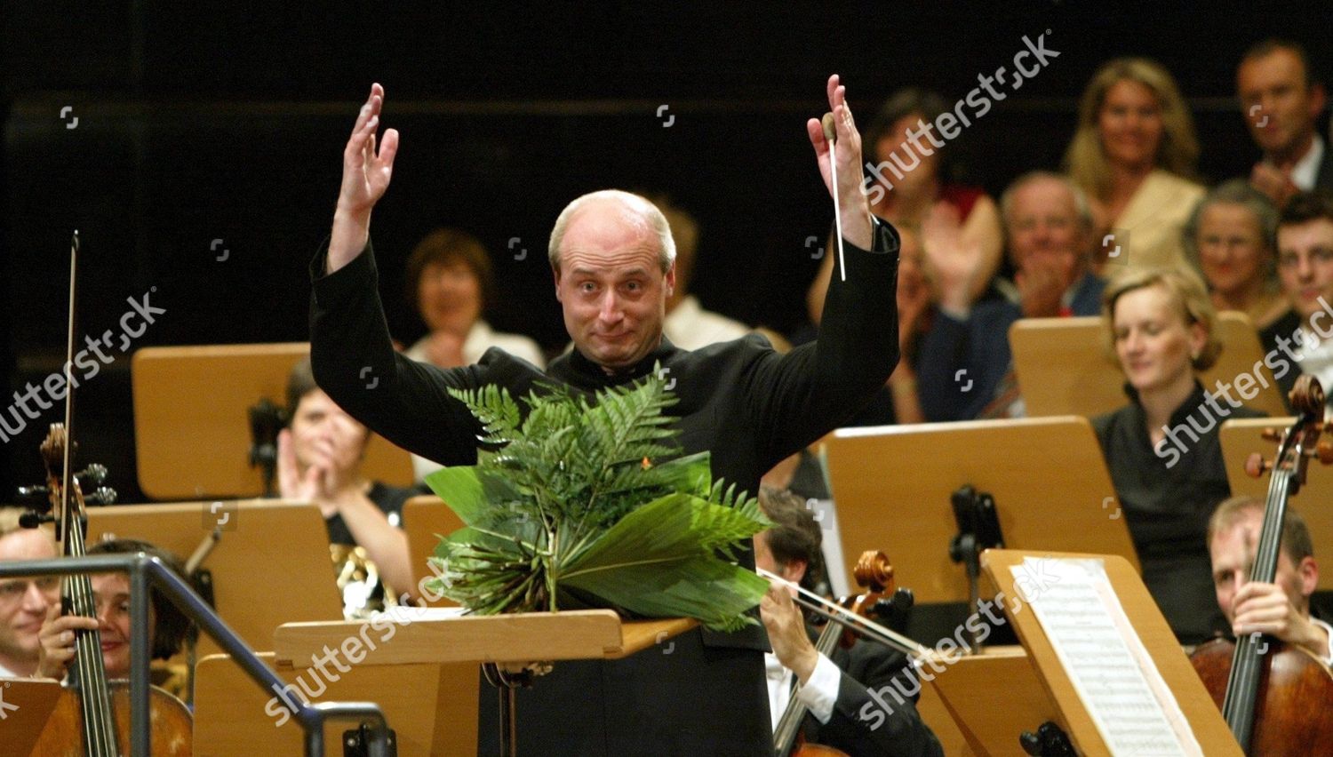 Der Estnische Dirigent Paavo Jrvi Bedankt Editorial Stock Photo - Stock ...