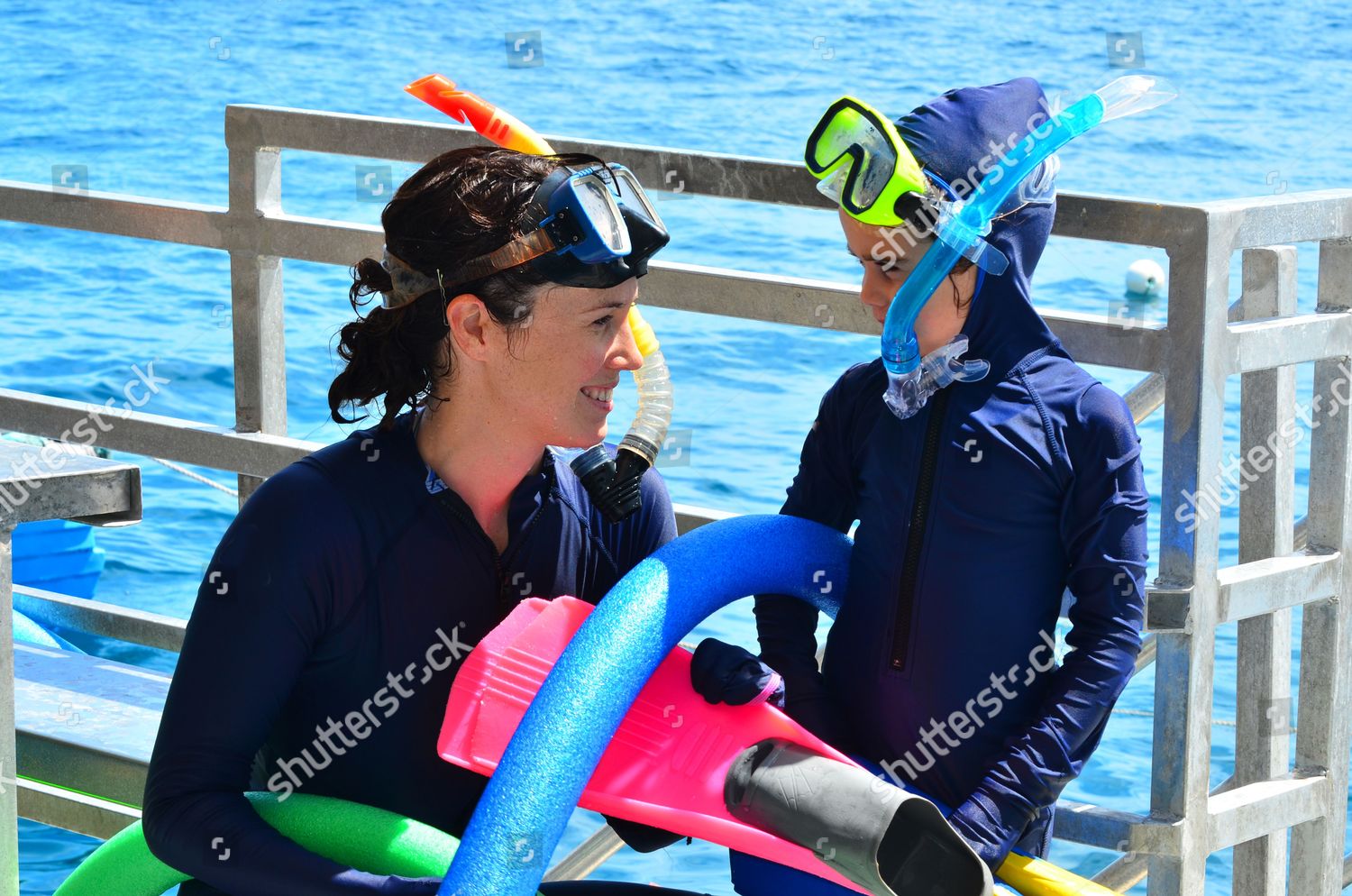 MOTHER DAUGHTER PREPARE SNORKELING DIVE GREAT Editorial Stock Photo ...