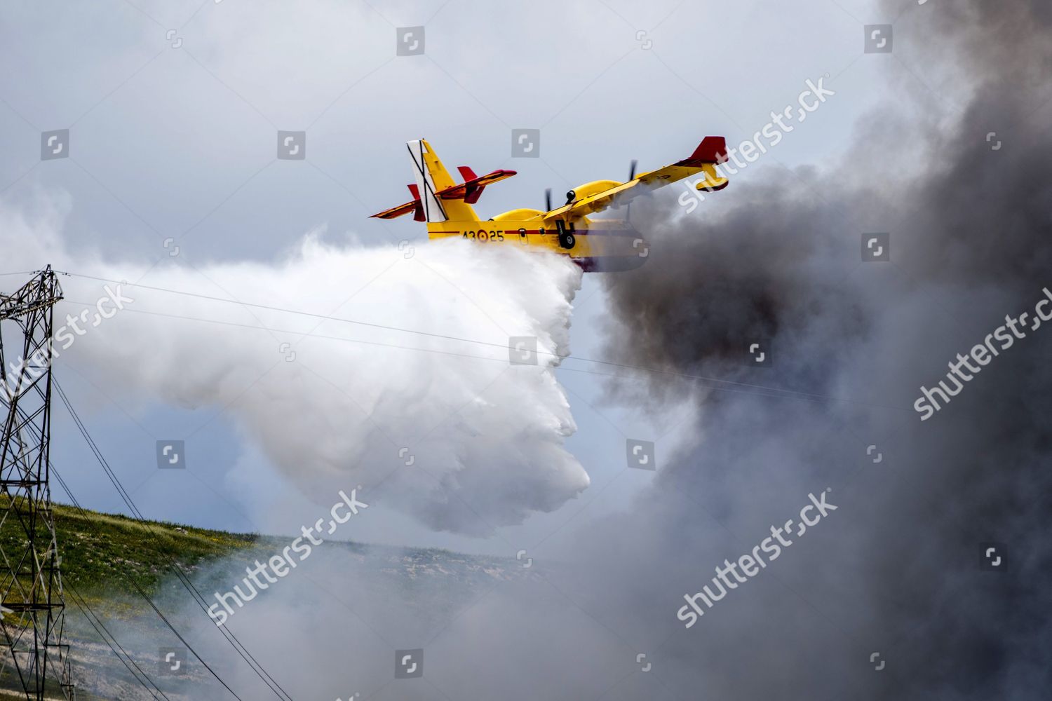 Emergency Aircraft Works Extinguish Fire Tire Editorial Stock Photo ...