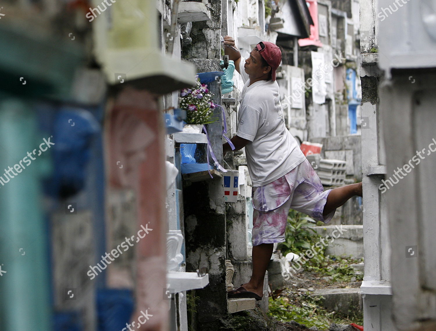Filipino Refurbishes Tomb Stones Cemetery Marikina Editorial Stock ...