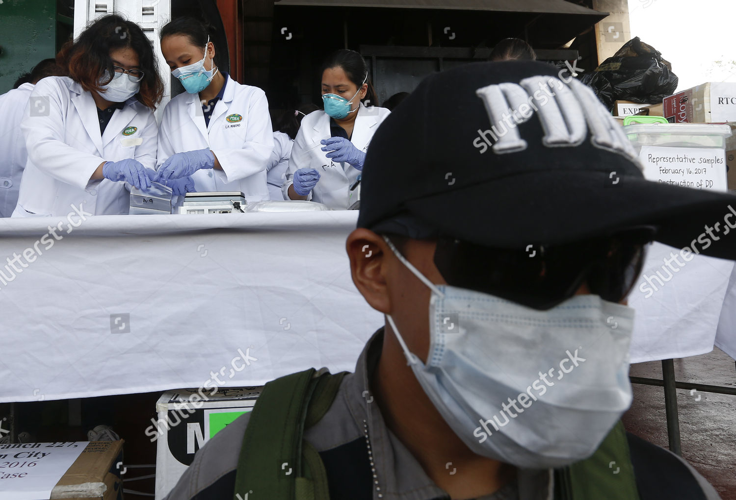 Filipino Laboratory Personnel L Philippine Drug Editorial Stock Photo ...