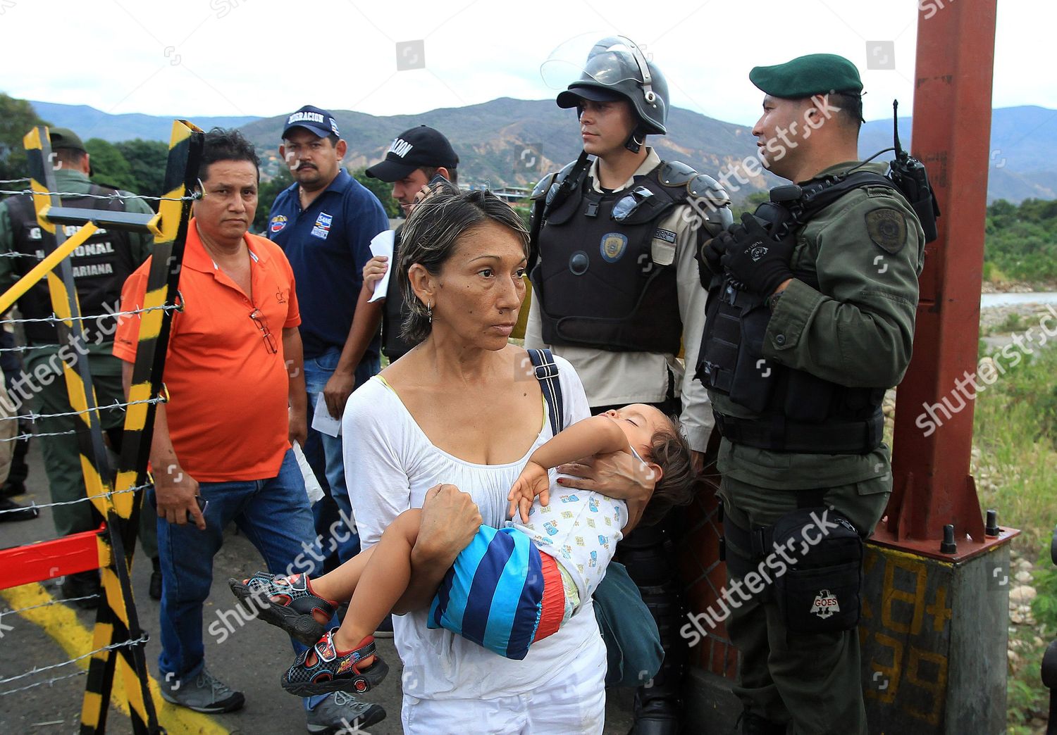 Group Colombian Citizens Cross Border Venezuela Editorial Stock Photo ...