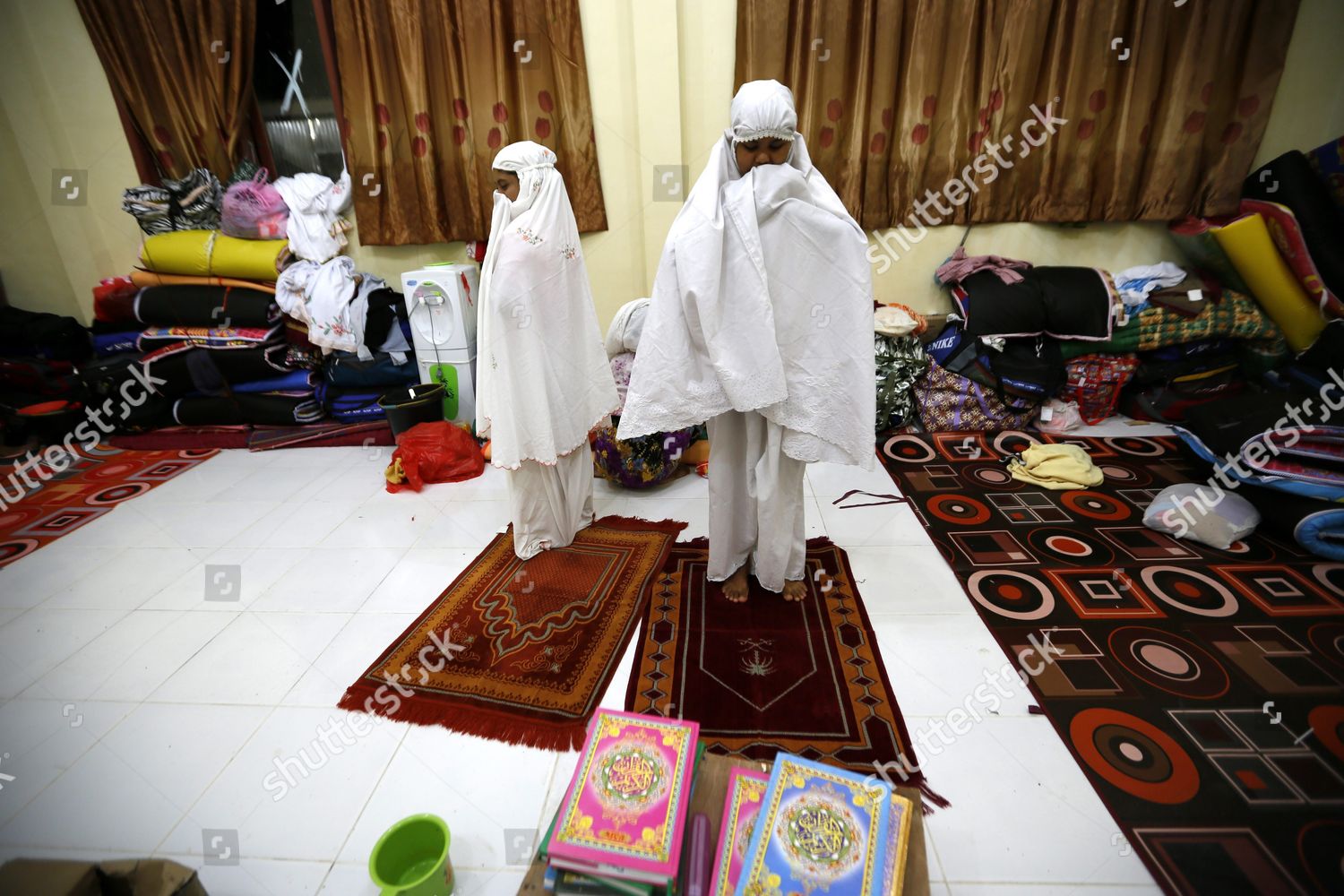Rohingya Muslim Refugee Woman Performing Evening Editorial Stock Photo ...