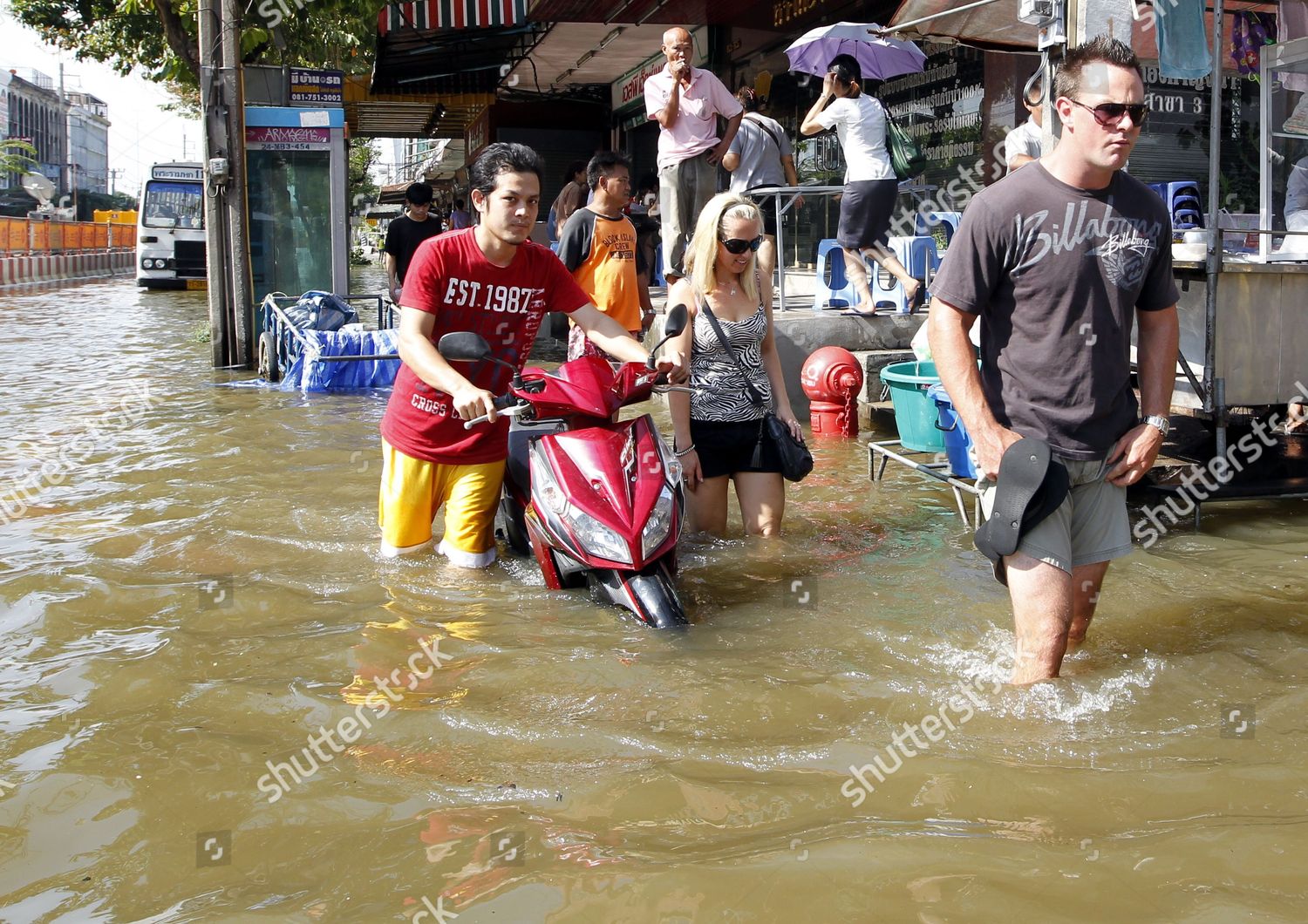 Tourist Couple Australia Wades Through Floodwaters Editorial Stock ...