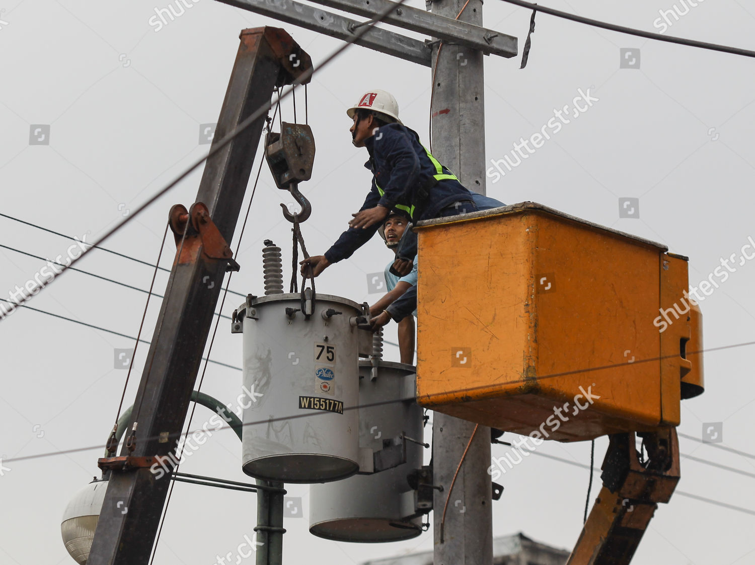 Filipino Workers Repair Electrical Lines Makati Editorial Stock Photo ...