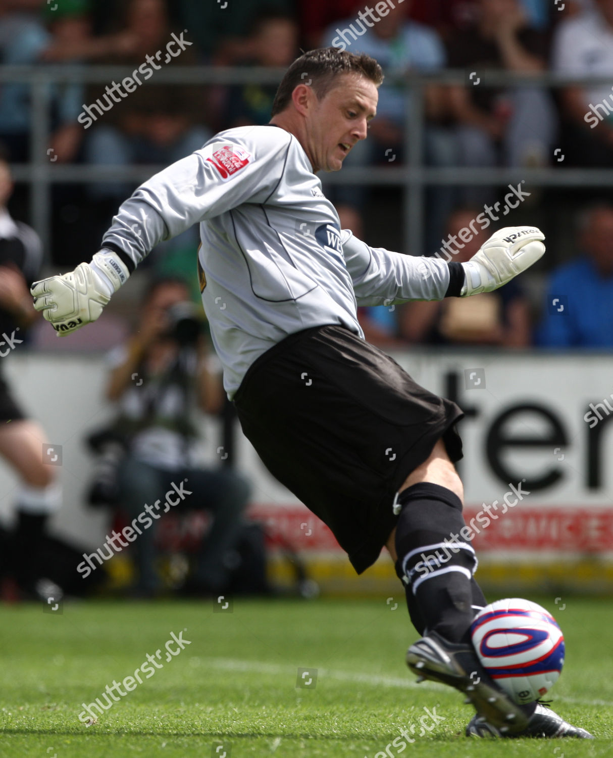 Dagenham Redbridge Goalkeeper Tony Roberts Editorial Stock Photo ...
