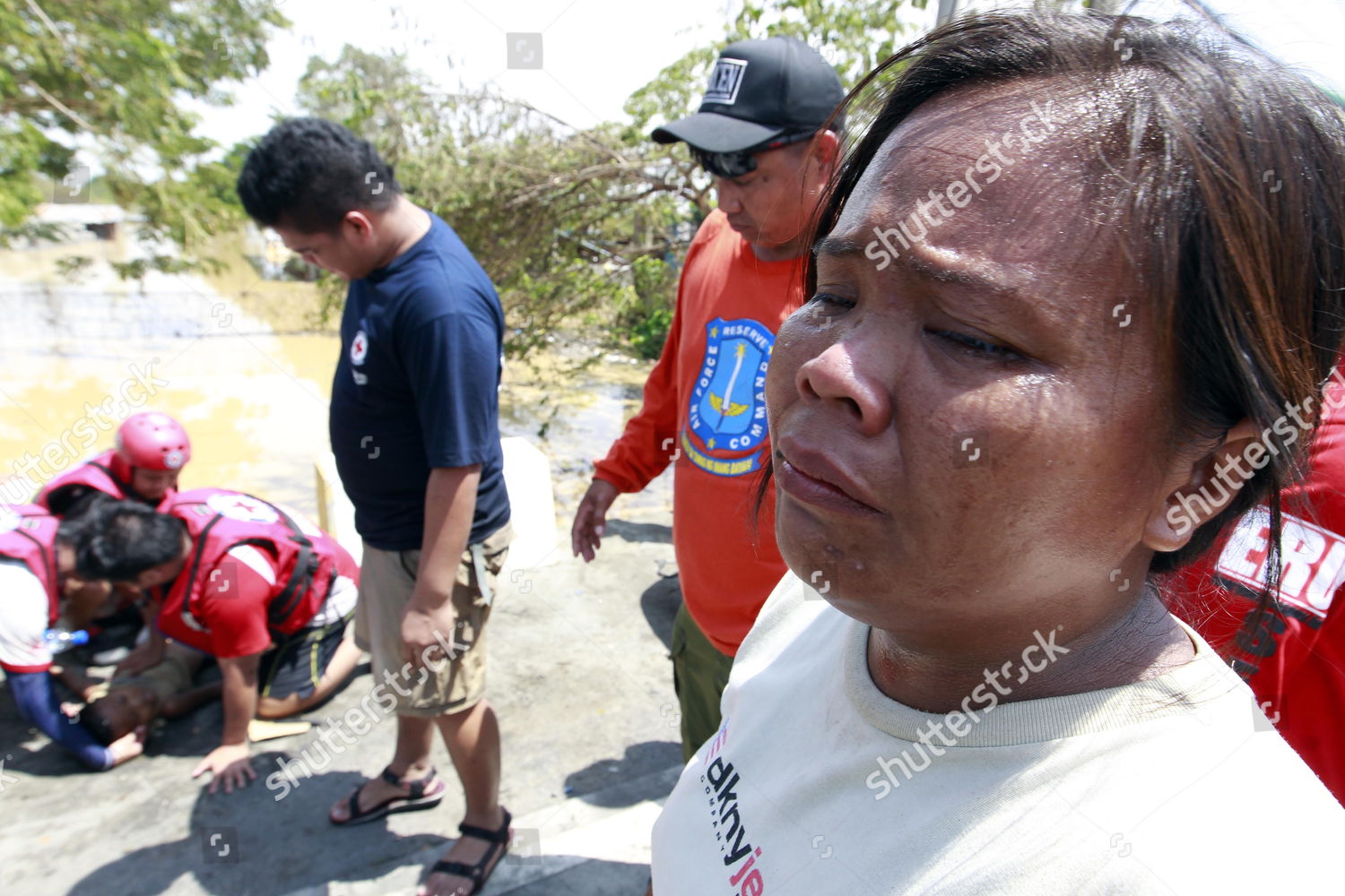 Filipino Woman Cries While Rescuers Attempt Editorial Stock Photo ...