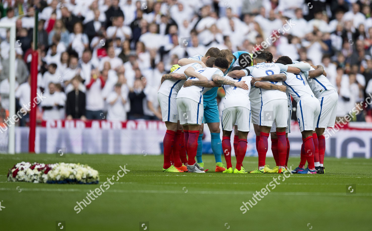 England Team Huddle Down Infront Wreath Editorial Stock Photo - Stock ...