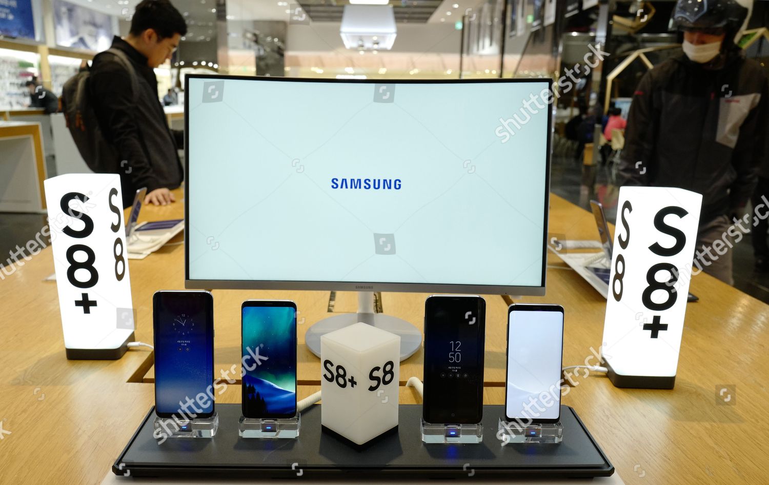 South Koreans Visit Samsung Electronics Gallery Editorial Stock Photo ...