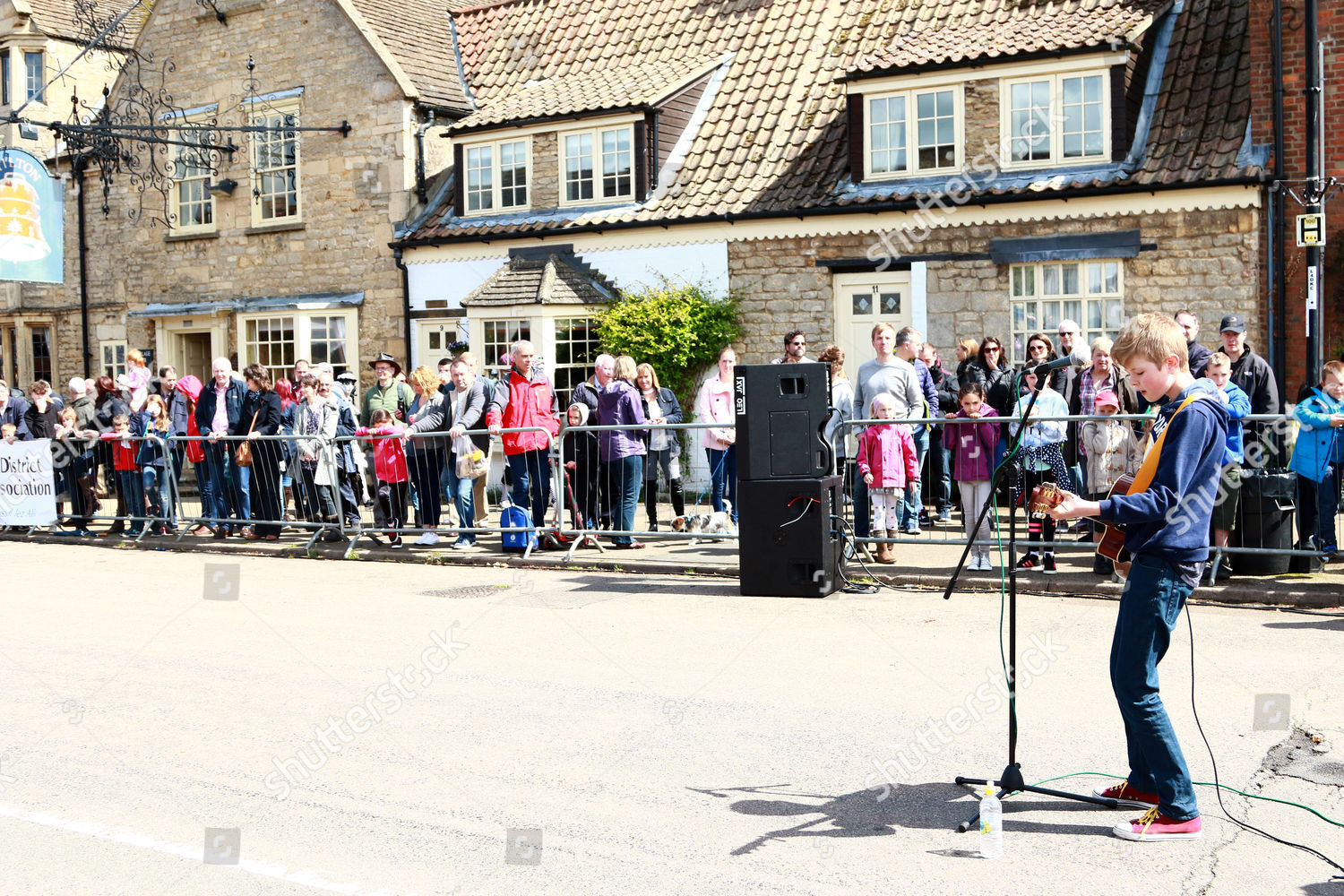 Young Singersongwriter Thomas Dunleavy Entertains Crowds Editorial ...