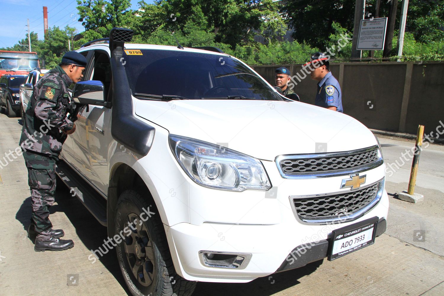 Filipino Soldiers Check Vehicle Evacuating Residents Editorial Stock ...