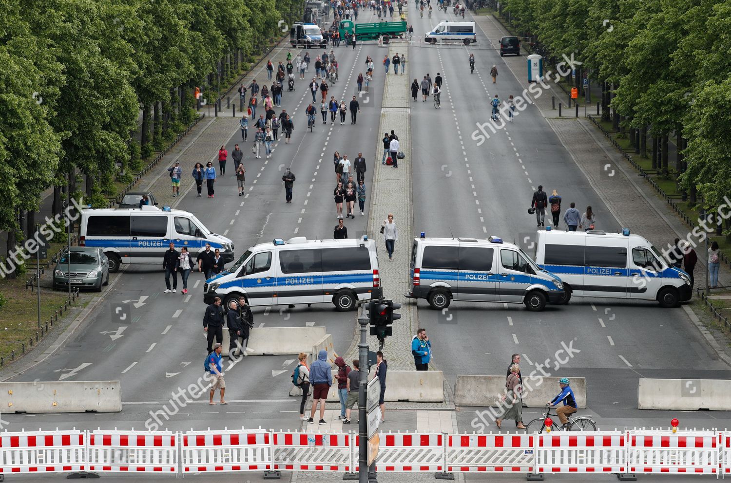 Police Cars Block Road Strasse Des Editorial Stock Photo - Stock Image ...