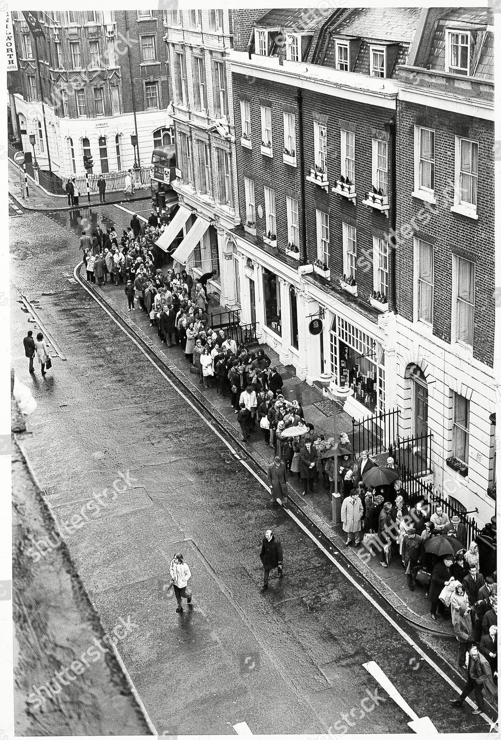 Queues Form Outside British Museum Line Editorial Stock Photo - Stock ...