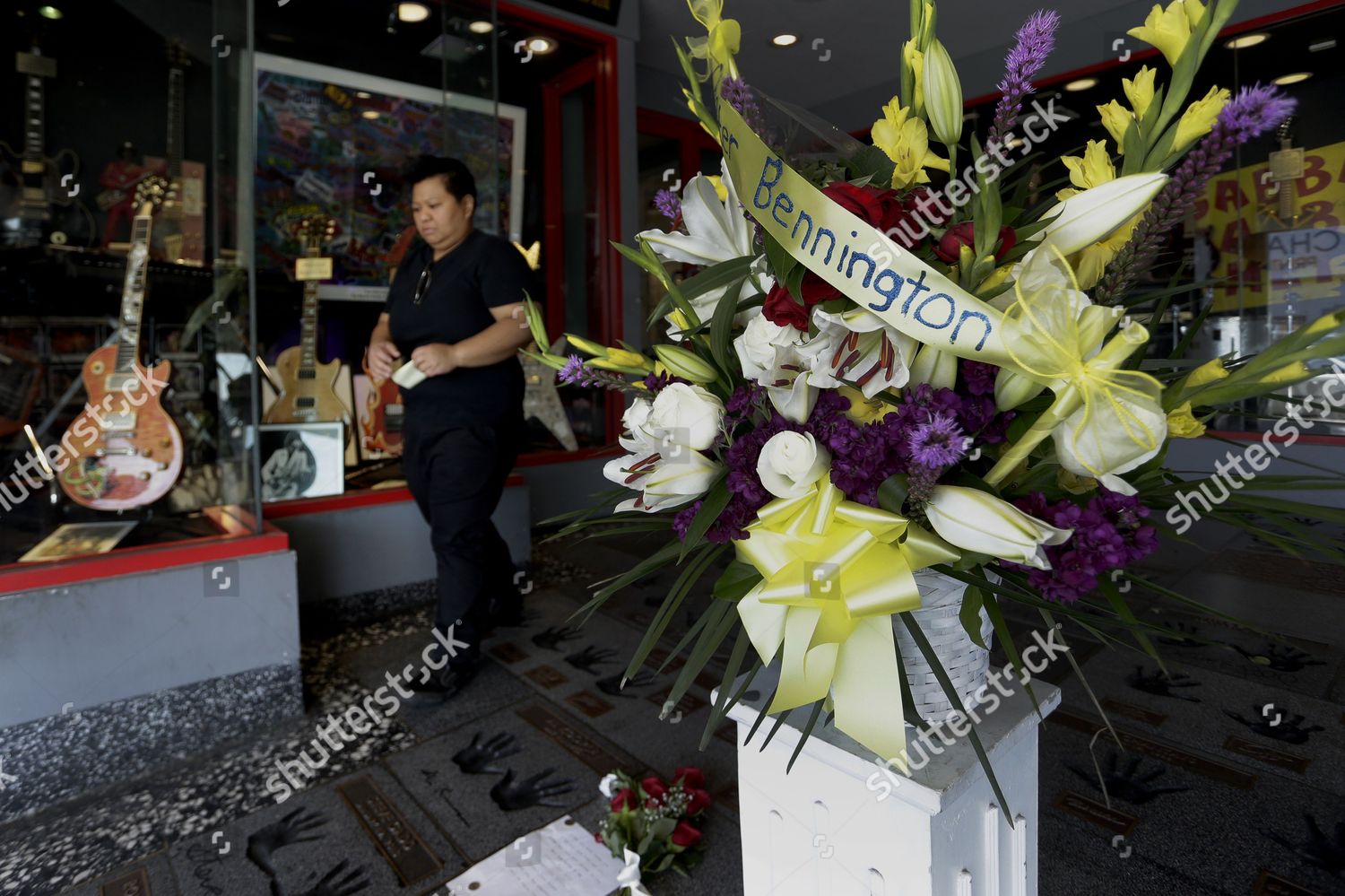 Memorial Us Singer Chester Bennington Placed Editorial Stock Photo ...