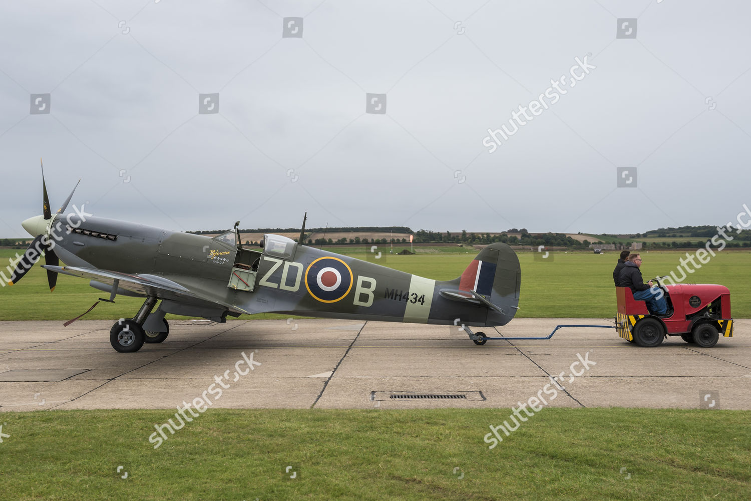 Supermarine Spitfire Towed Out Standing Area Editorial Stock Photo ...