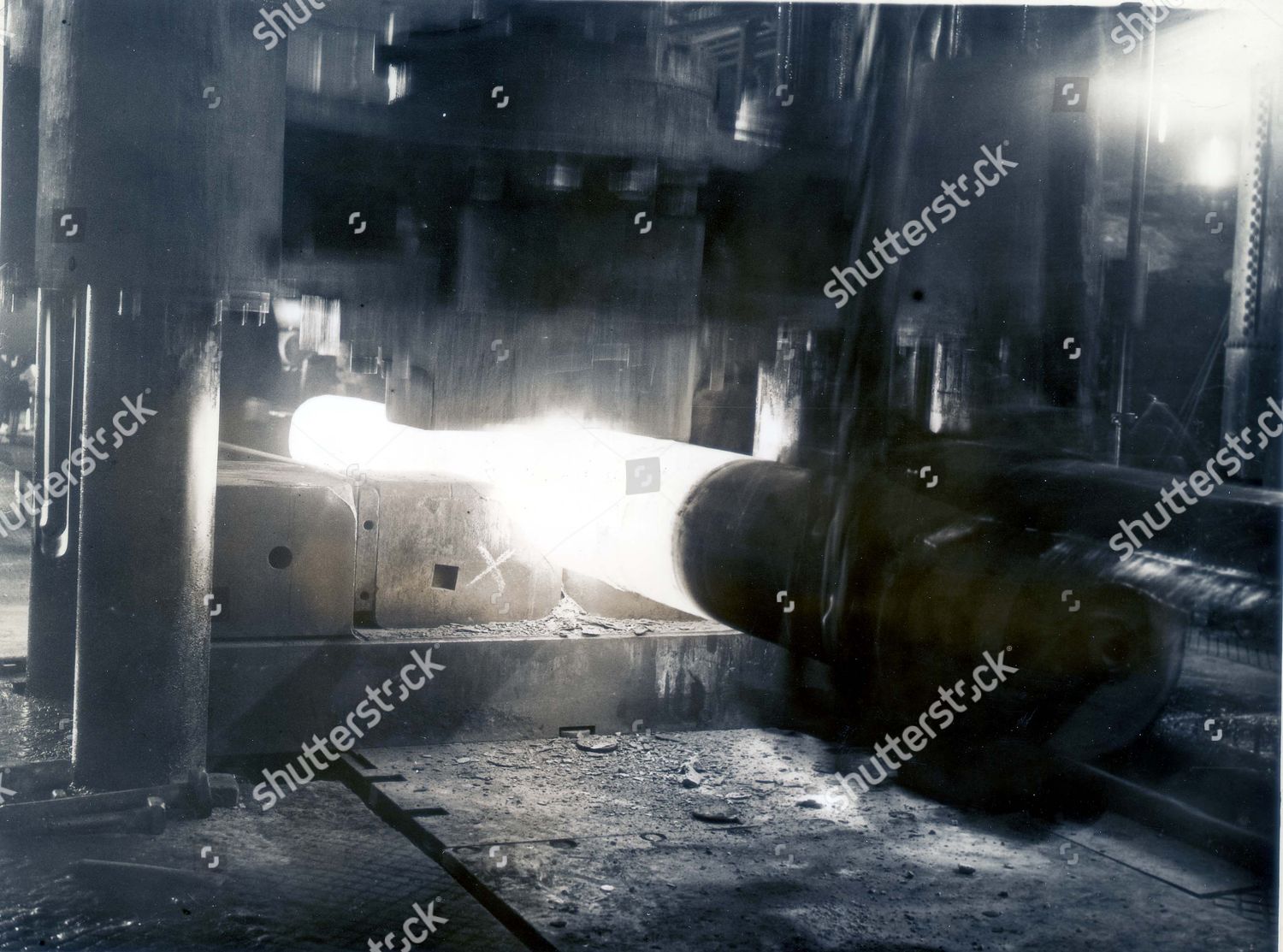 Warbritainmunitionsguns 1939 Amunitions Factories Forging Jacket ...
