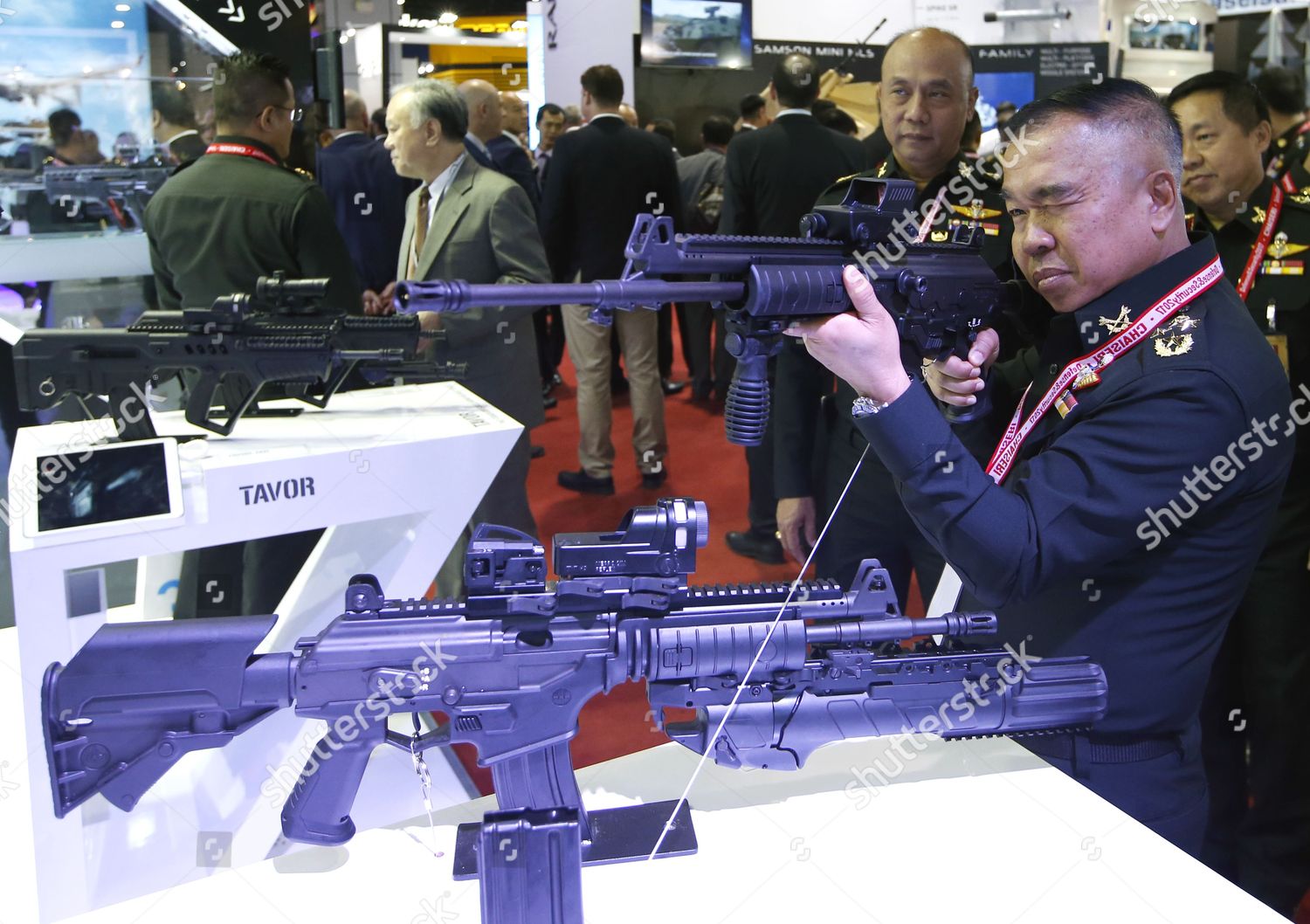 Thai Military Officer Aims Assault Rifle - Foto de stock de contenido ...