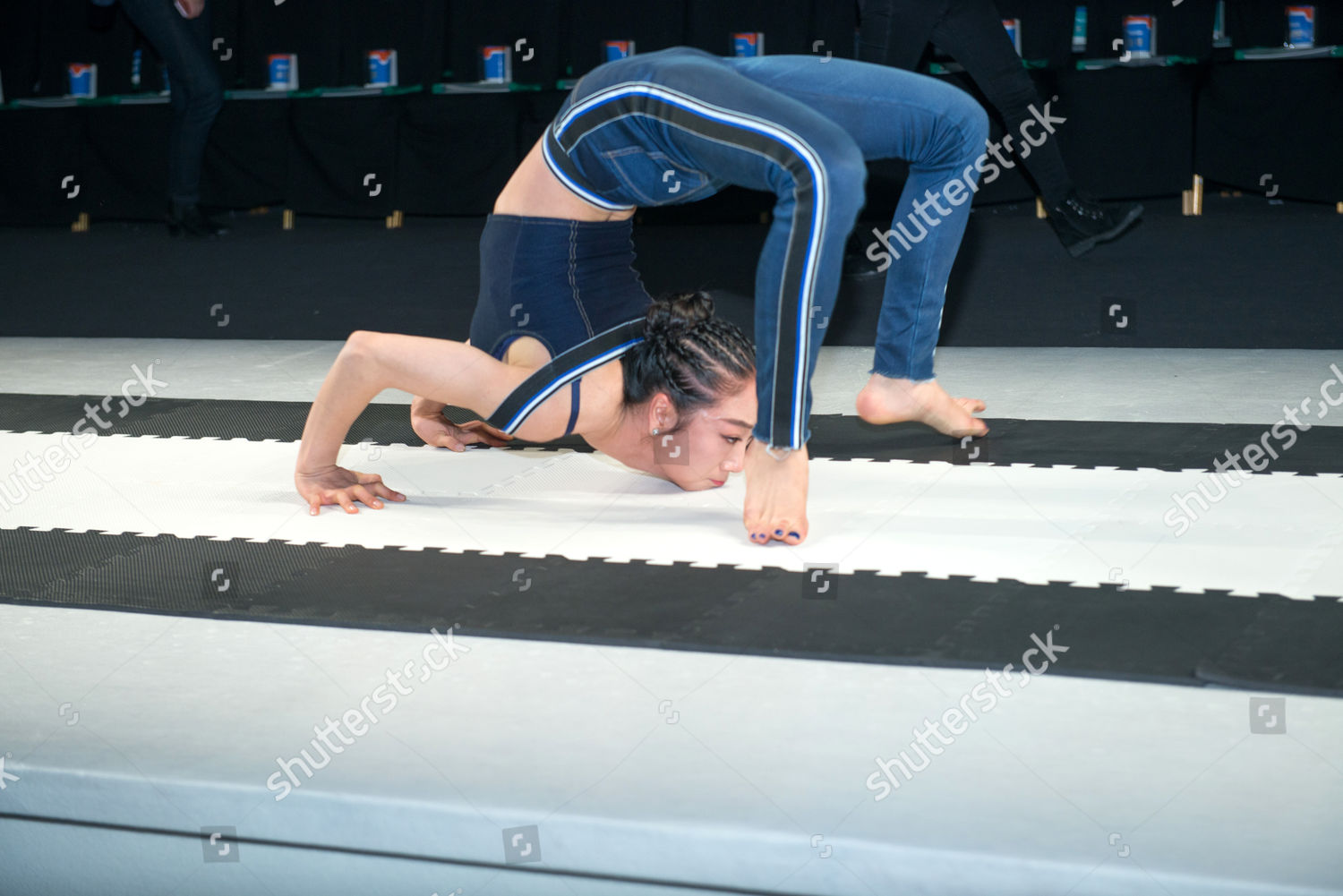 Chinese Contortionist Liu Teng Sets New Editorial Stock Photo - Stock ...
