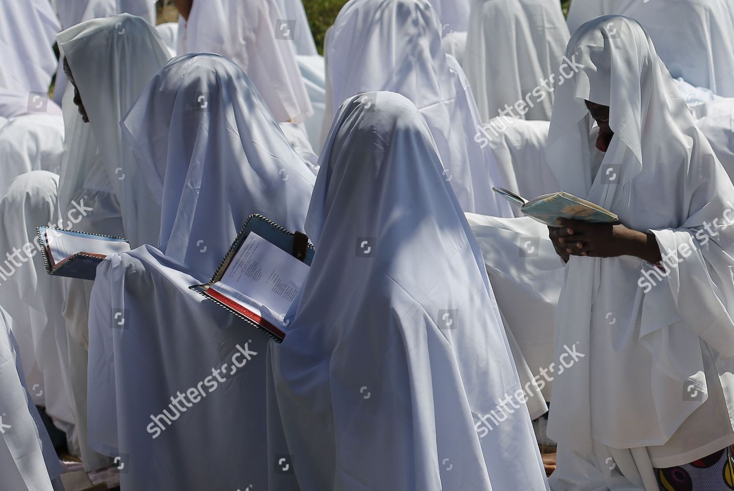 MEMBERS SHEMBE CHURCH PRAY ON TOP Redaktionelles Stockfoto – Stockbild ...