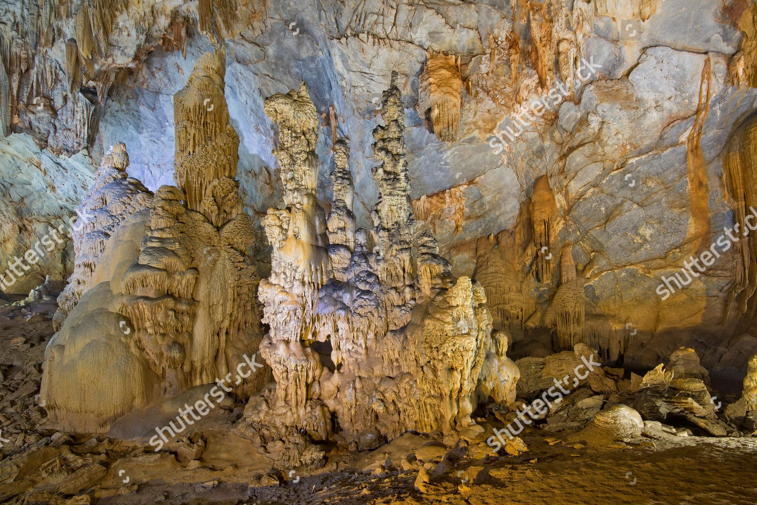 Stalactites Stalagmites Illuminated Dripstone Cave Thien Editorial ...