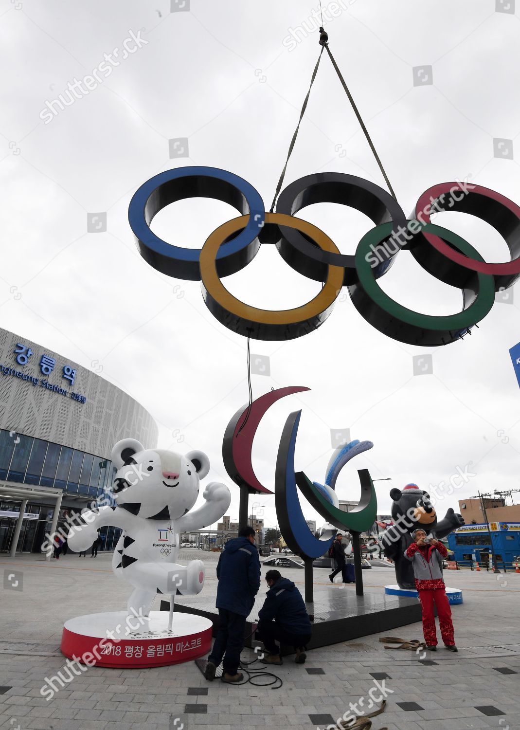 Workers Replace Olympic Rings Paralympic Agitos Editorial Stock Photo ...