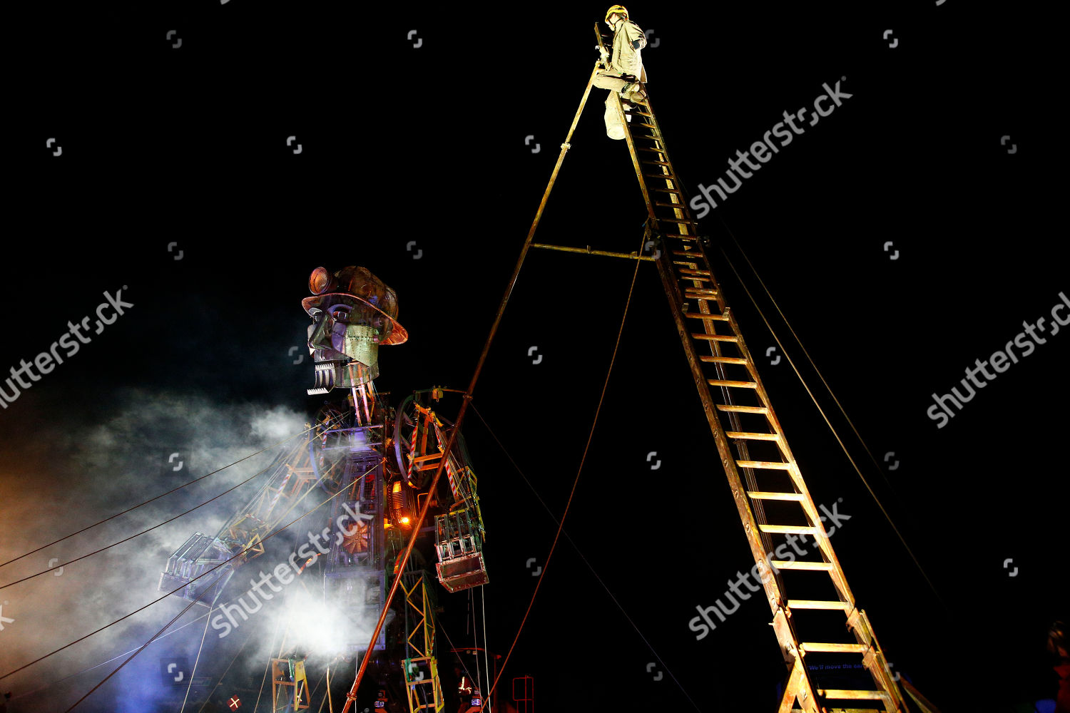 Largest Mechanical Puppet Ever Constructed Britain Editorial Stock ...