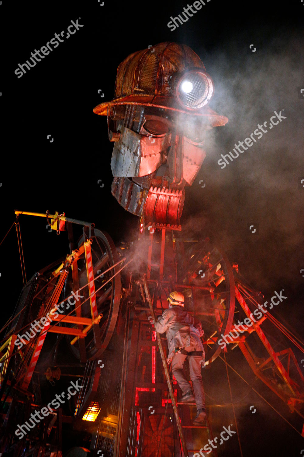 Largest Mechanical Puppet Ever Constructed Britain Editorial Stock ...