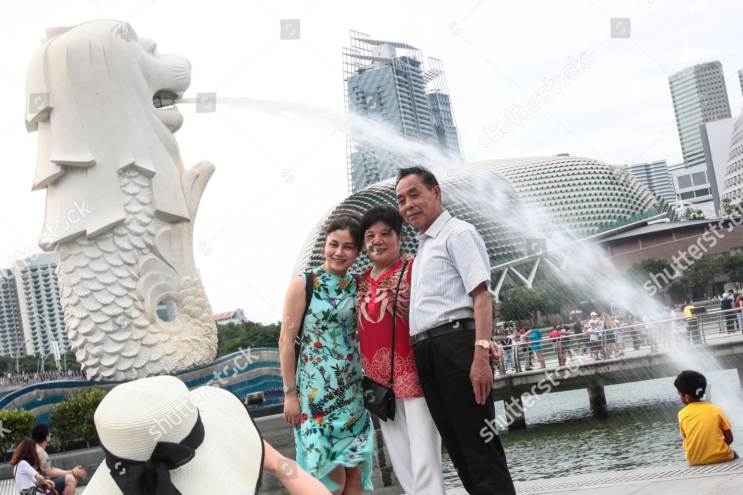 Family Three Pose Photograph Merlion Statue Editorial Stock Photo ...