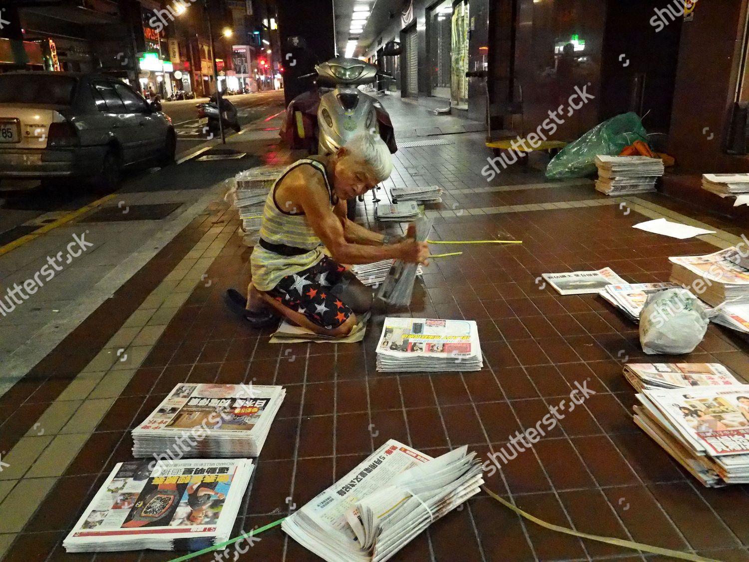 Newspaper Distributor Packs Newspapers Delivery Men Editorial Stock ...