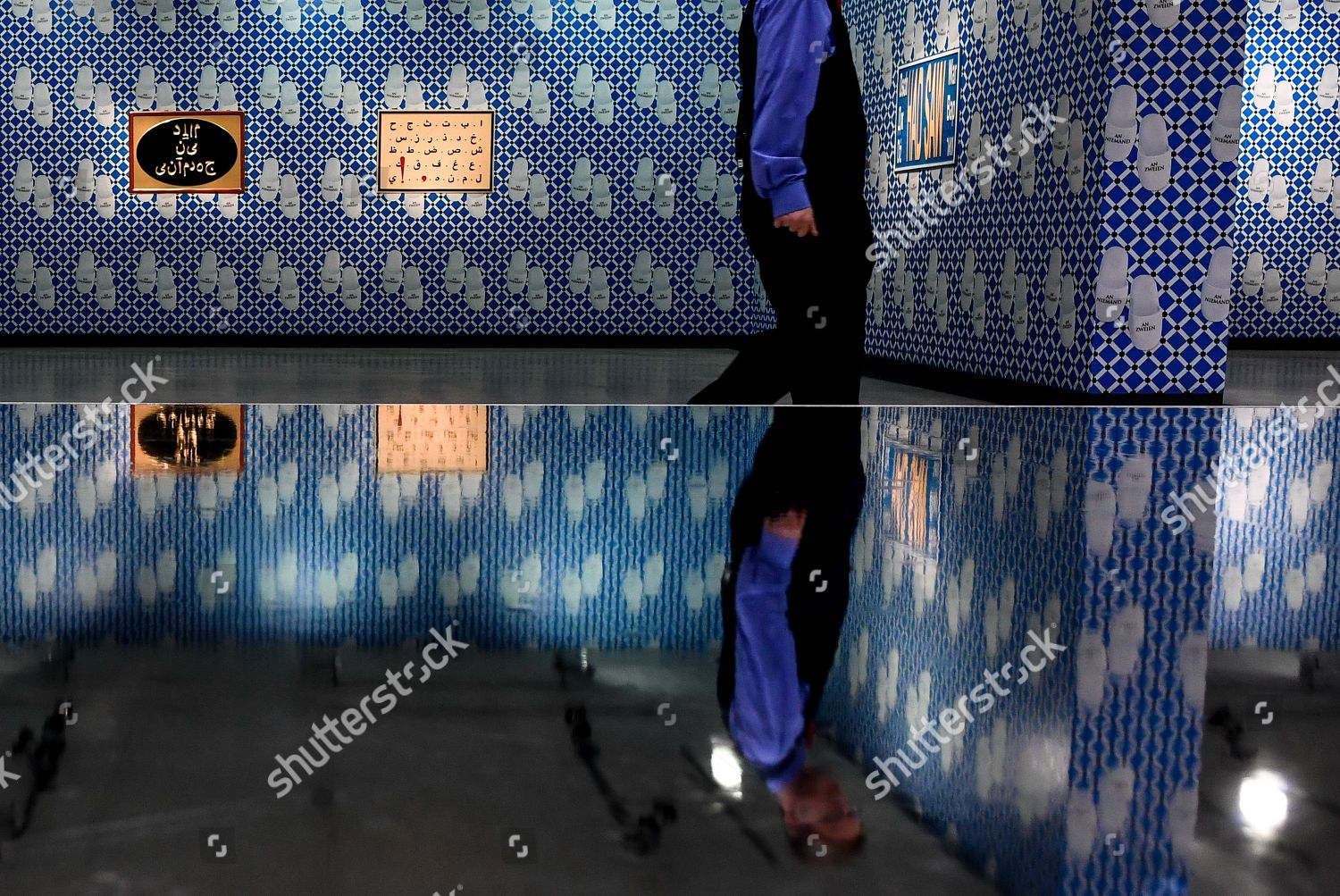 Museum Security Guard Passes By Artwork Editorial Stock Photo - Stock ...