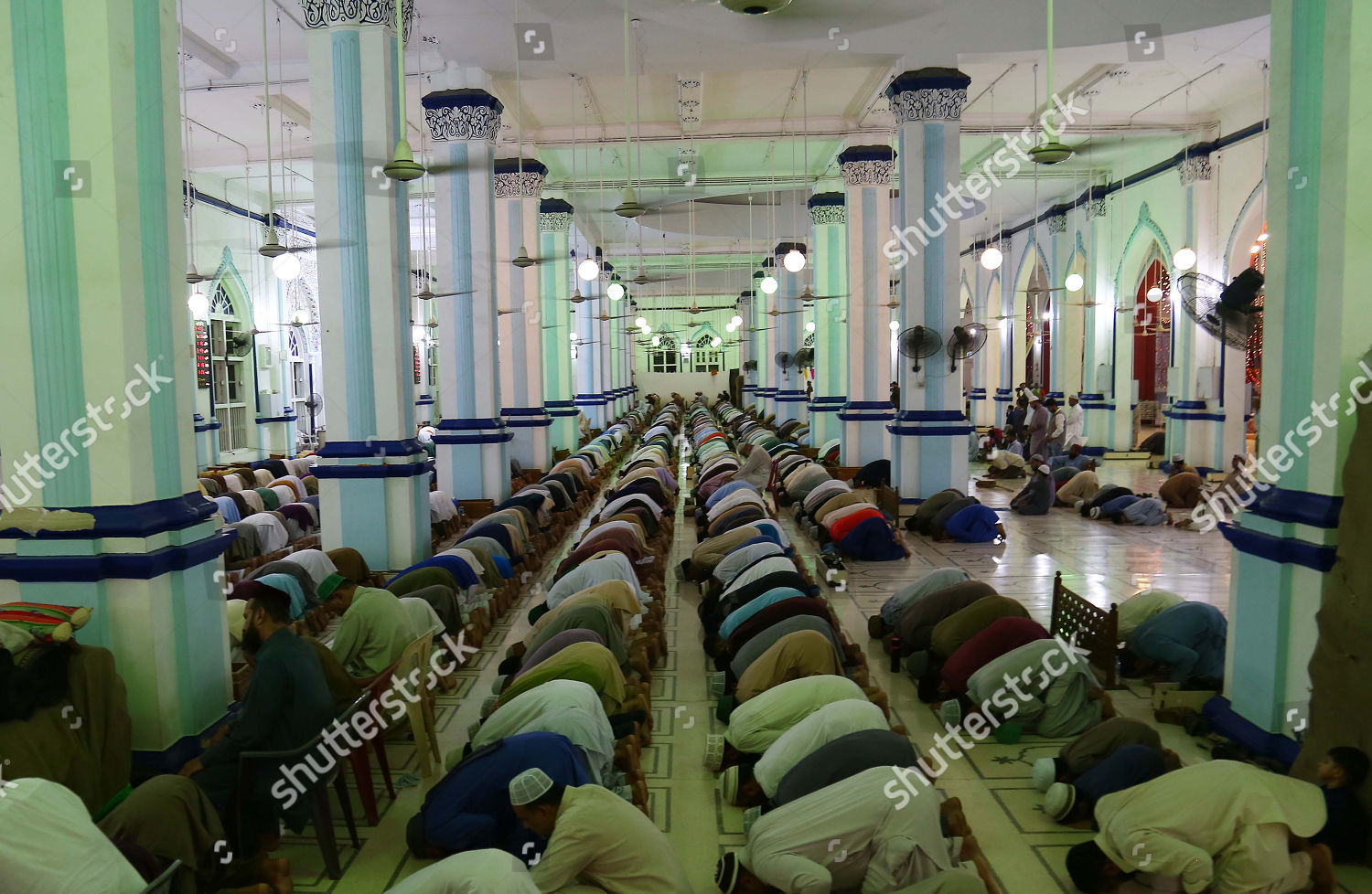 Pakistani Muslims Offer Special Taravih Prayers Editorial Stock Photo ...