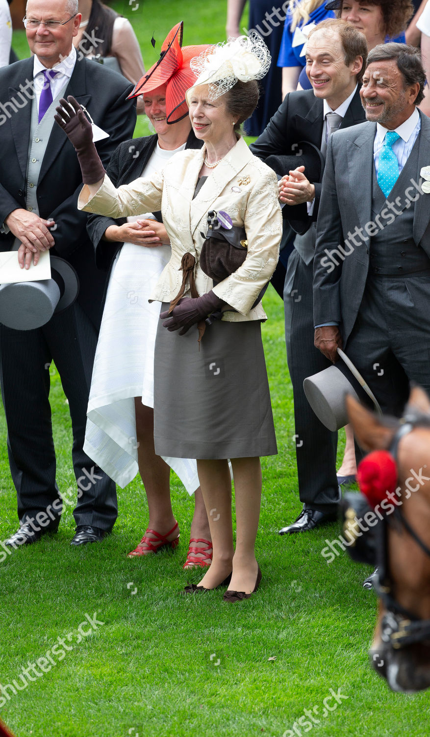 WAVE PRINCESS ANNE DURING CARRIAGE PROCESSION Editorial Stock Photo ...