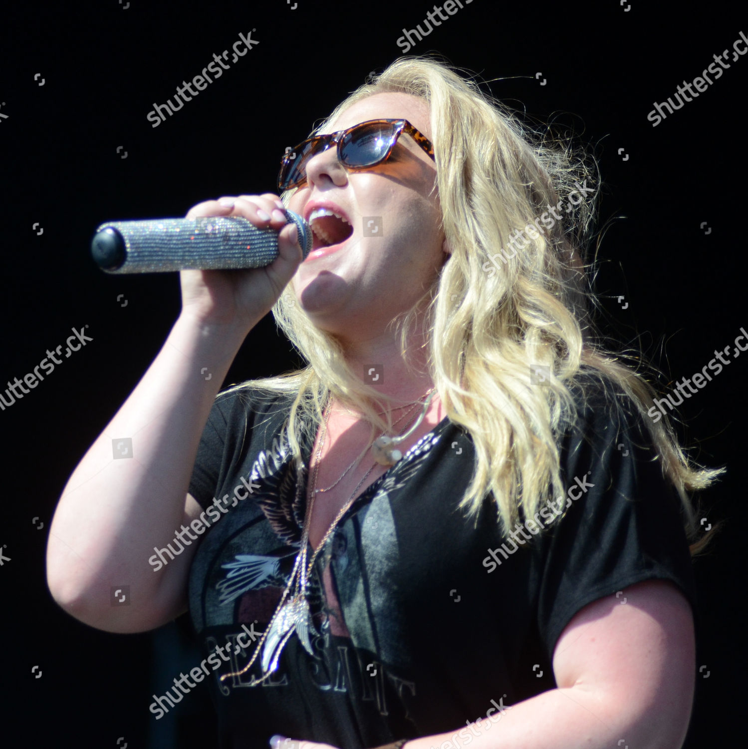 Singer Songwriter Hannah Anders Performs Live Editorial Stock Photo ...