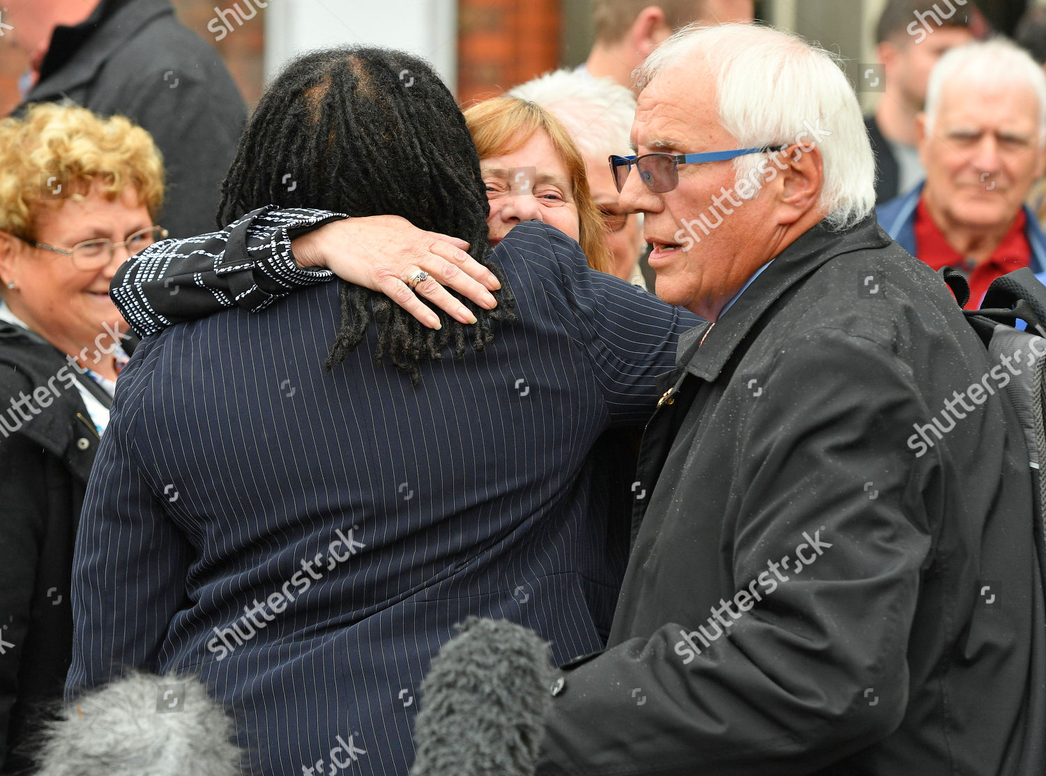 Margaret Aspinall Hugs Marcia Willisstewart Centre: redaktionellt ...