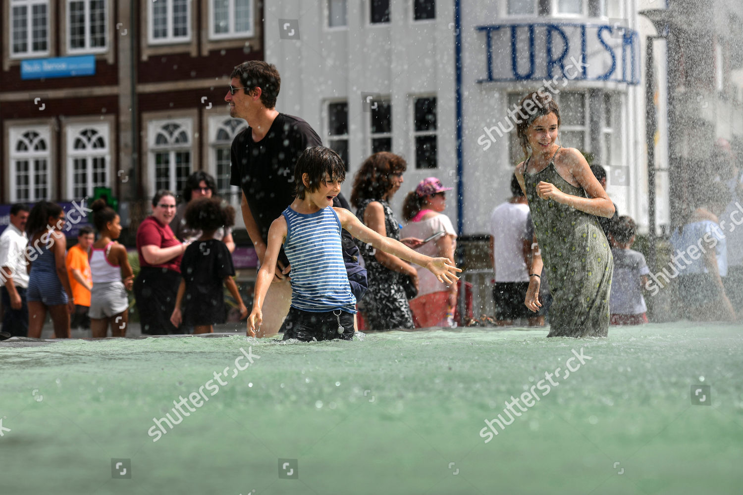 People Refresh Themselves Fountain Due High Editorial Stock Photo ...