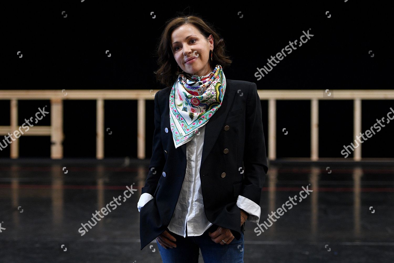 AUSTRALIAN SINGER TINA ARENA POSES PHOTOGRAPHS Foto de stock de ...
