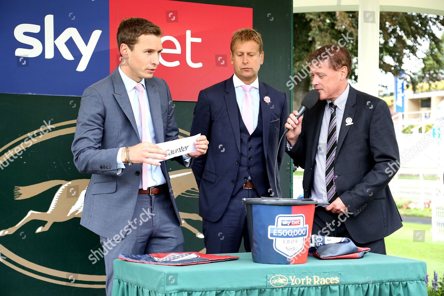 Raceday Presenter Lee Mackenzie Anounces Draw Editorial Stock Photo ...