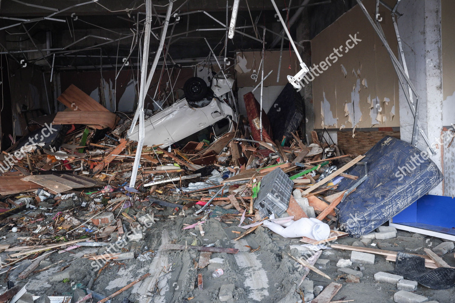 Building Seen Damaged After Earthquake Tsunami Editorial Stock Photo ...